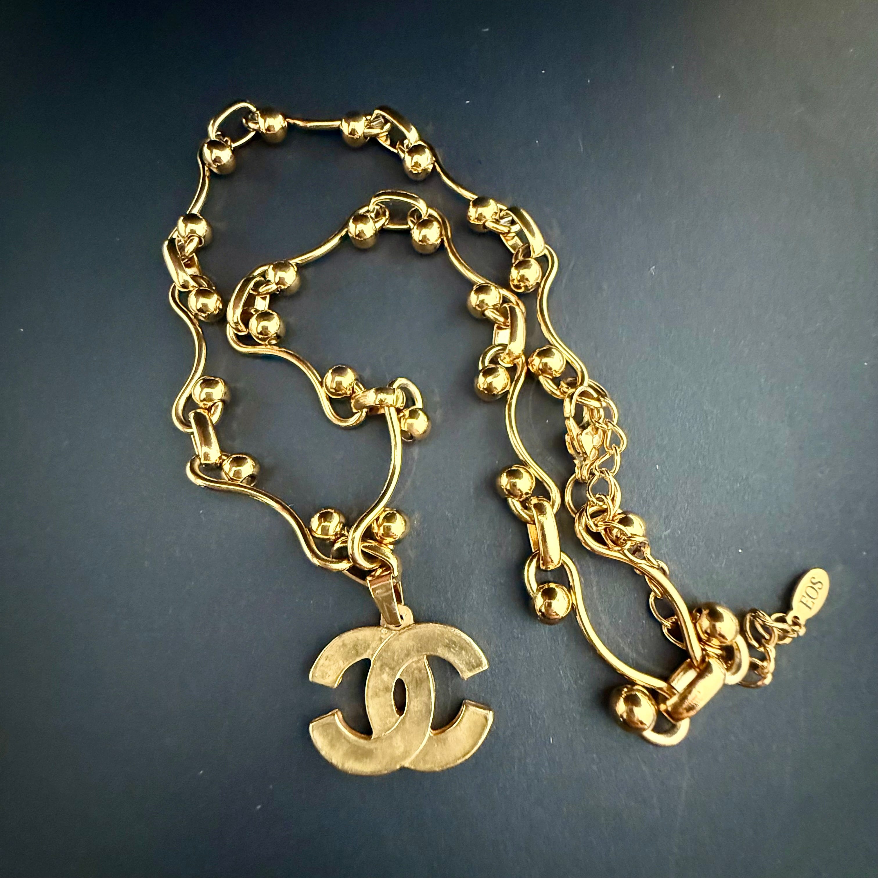 Collar AFAYA, creado con un botón auténtico de marca de lujo – EOS ...
