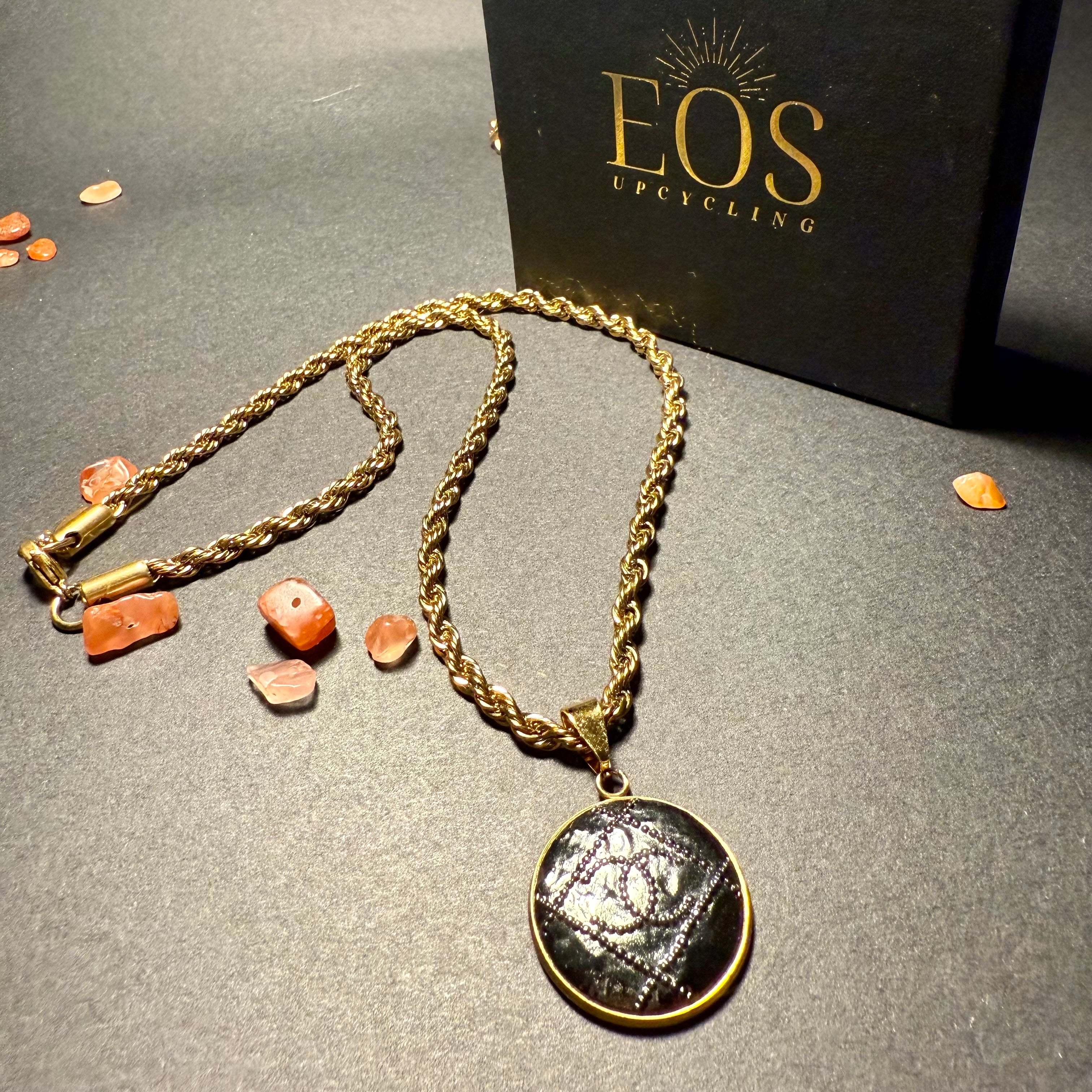 Collar YASO, creado con un autentico botón de marca de lujo – EOS UPCYCLING